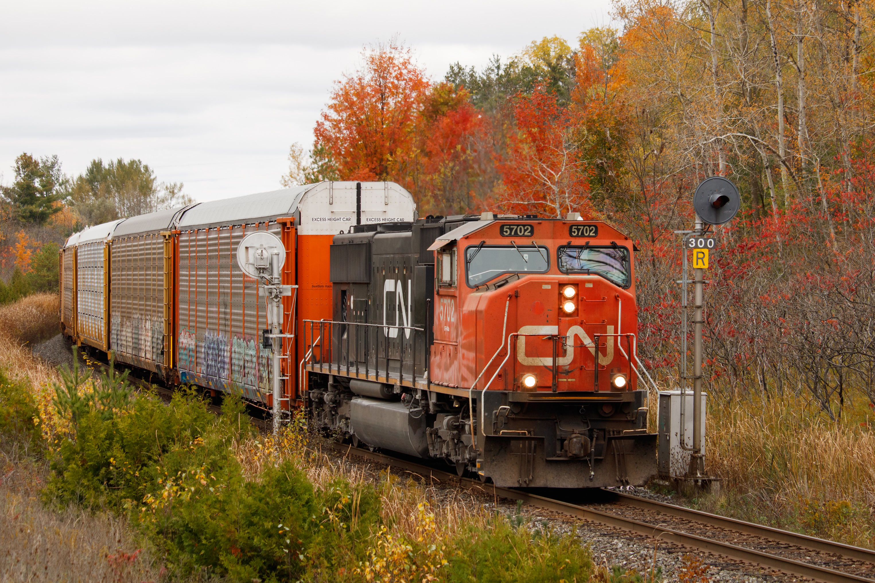Railpictures.ca - Brian Bui Photo: The engineer waves from 275 as they ...
