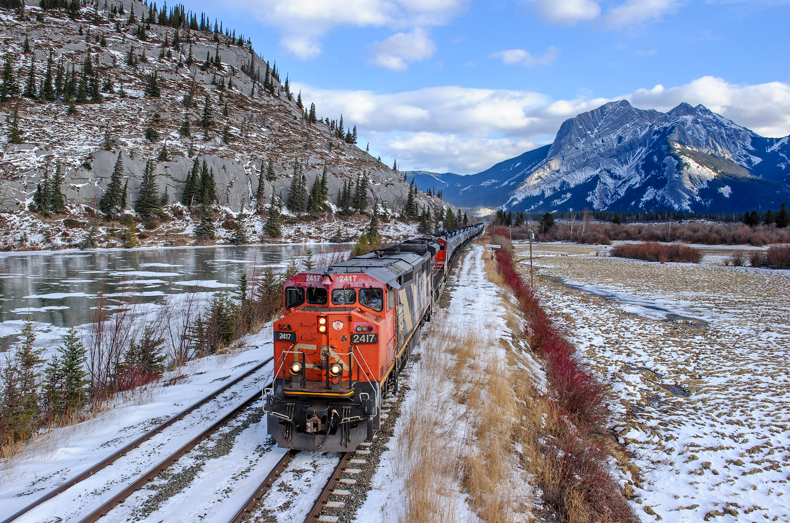 Railpictures.ca - Tim Stevens Photo: CN C40-8M 2417 is still earning ...