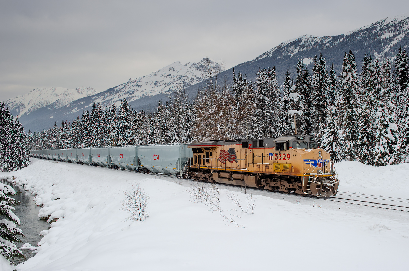 Railpictures.ca - Tim Stevens Photo: UP ES44AC 5329 heads down CN’s ...