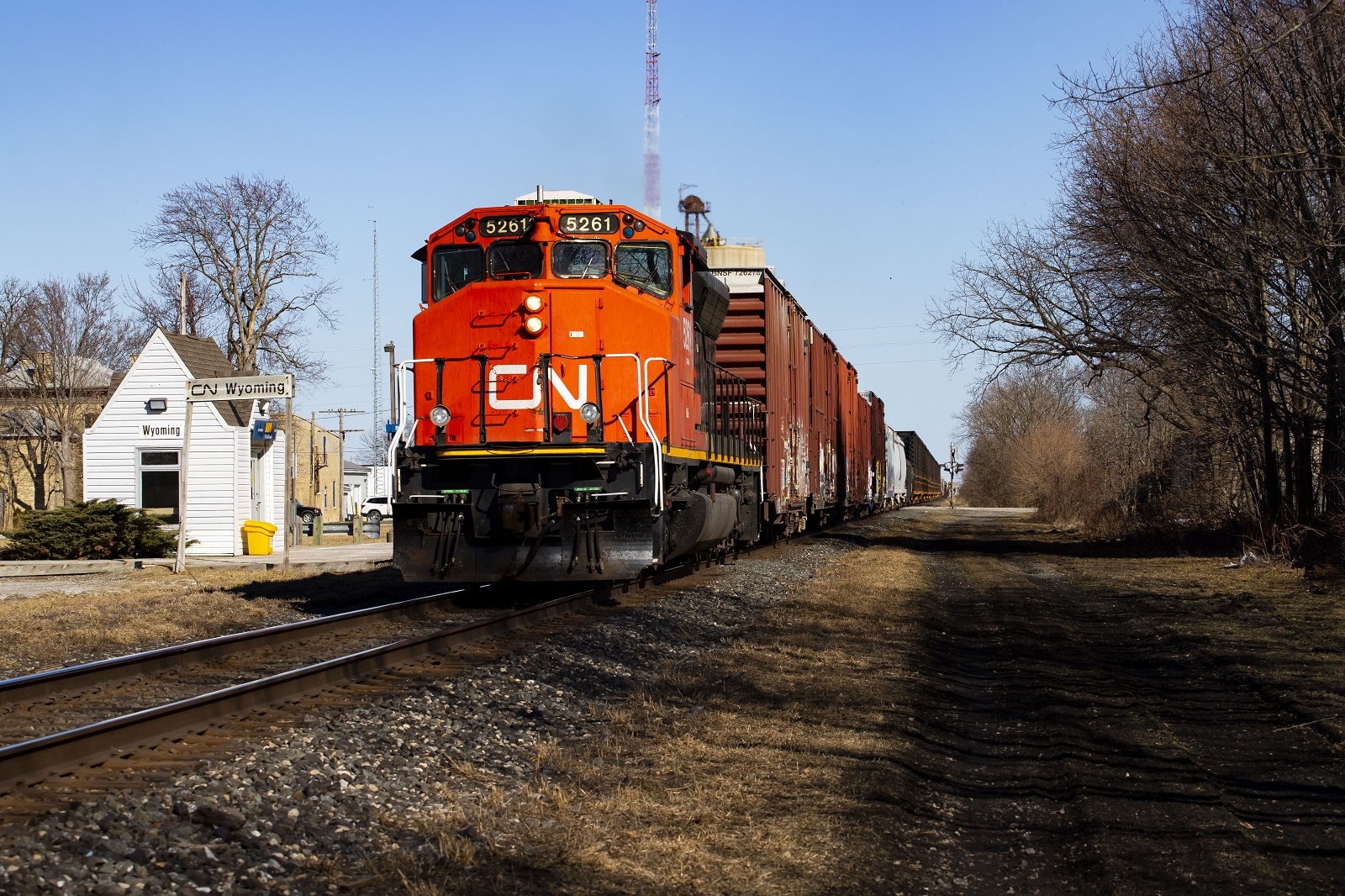 Railpictures.ca - Mike Molnar Photo: CN A401 passes the VIA shack in ...