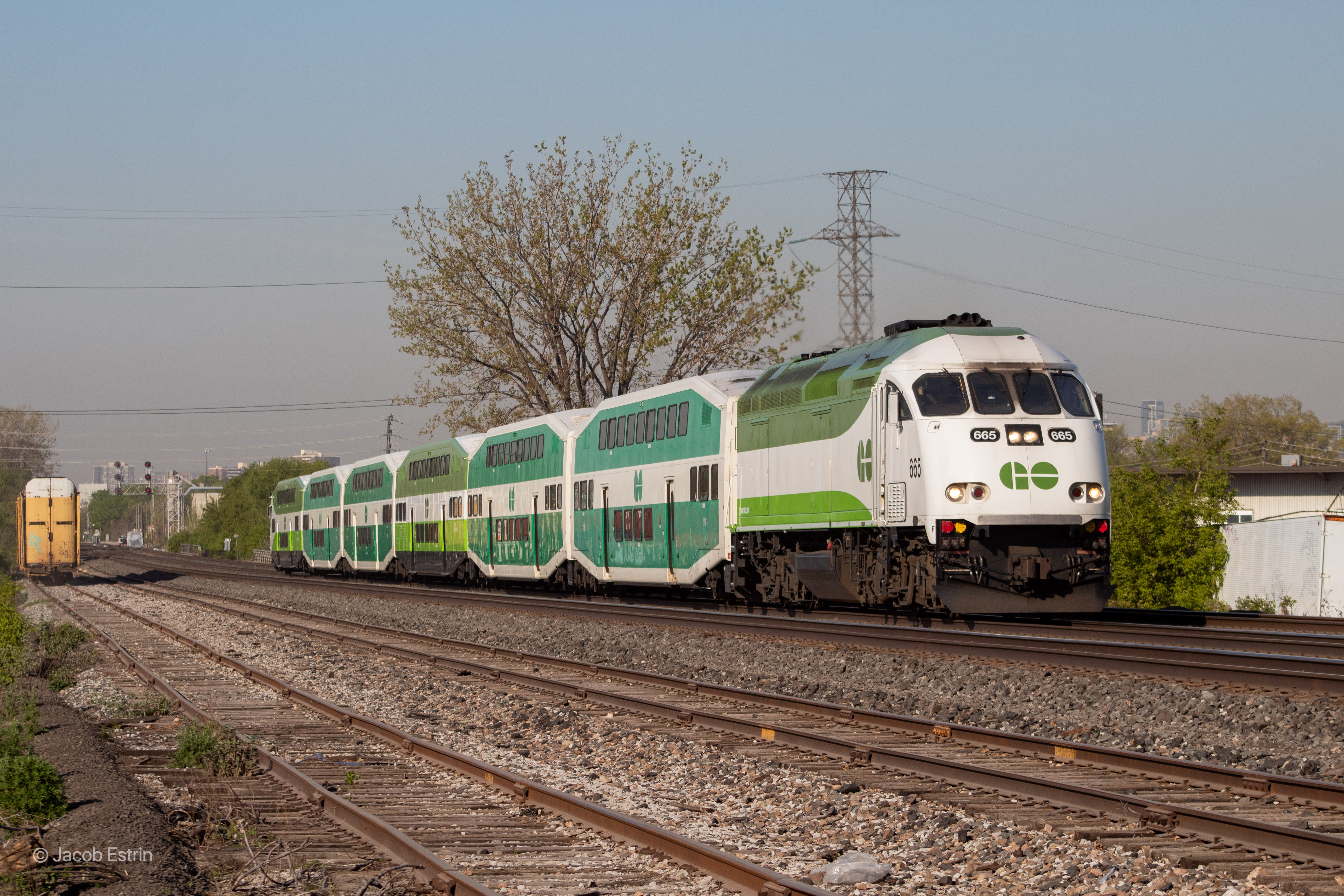 Railpictures.ca - J.E. Photo: GO 665 leads an Eastbound Milton line ...