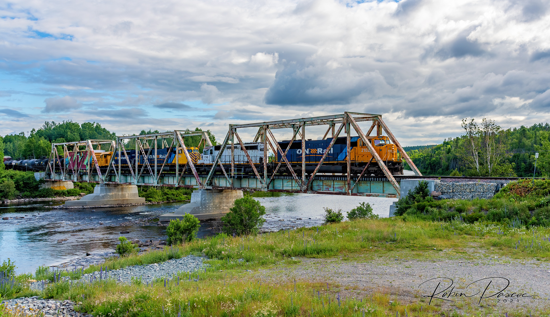 Railpictures.ca - Robin Pascoe Photo: Southbound 214 rumbles across the ...