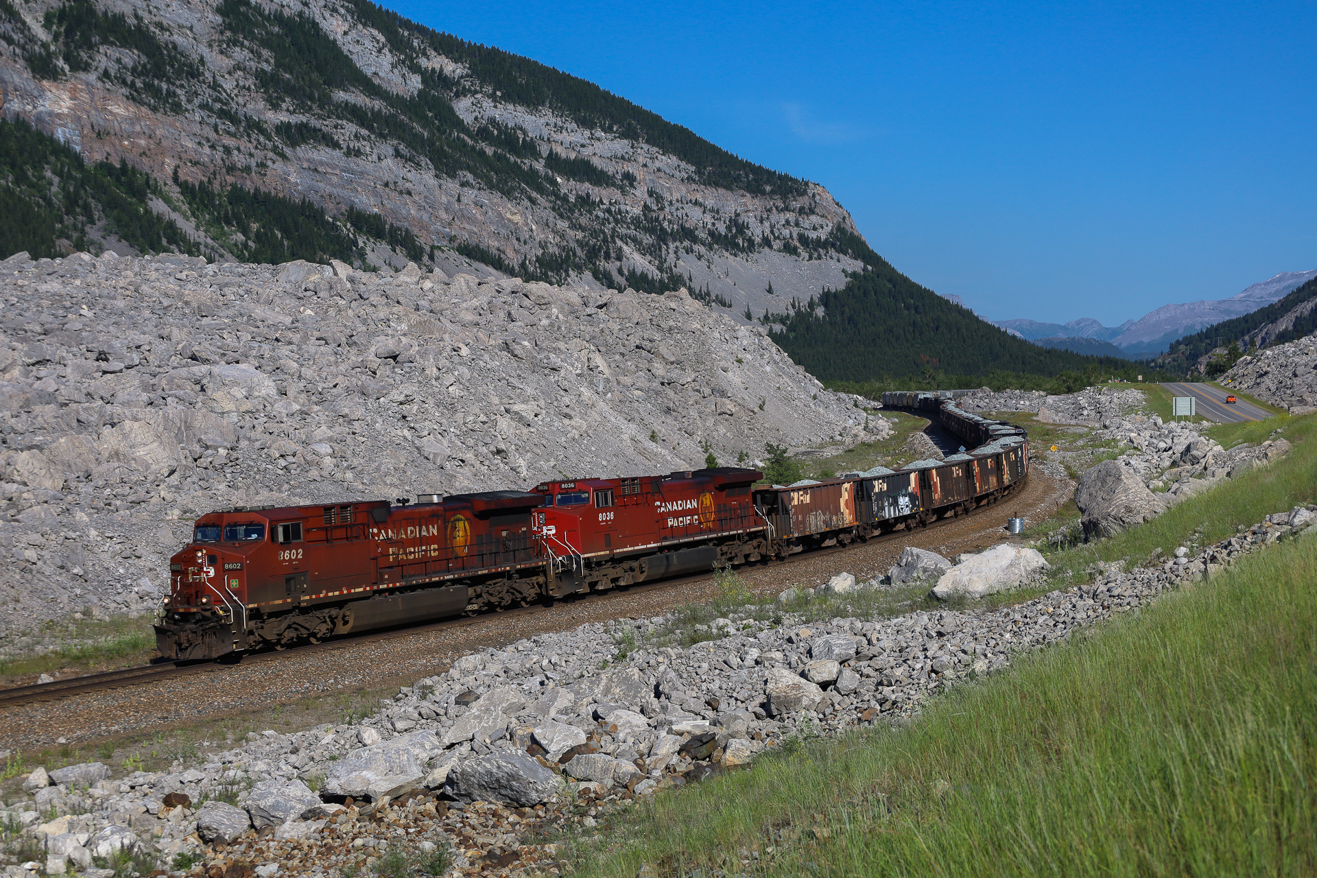 Railpictures.ca - Rob Eull Photo: CP 318 rolls past the infamous Frank ...