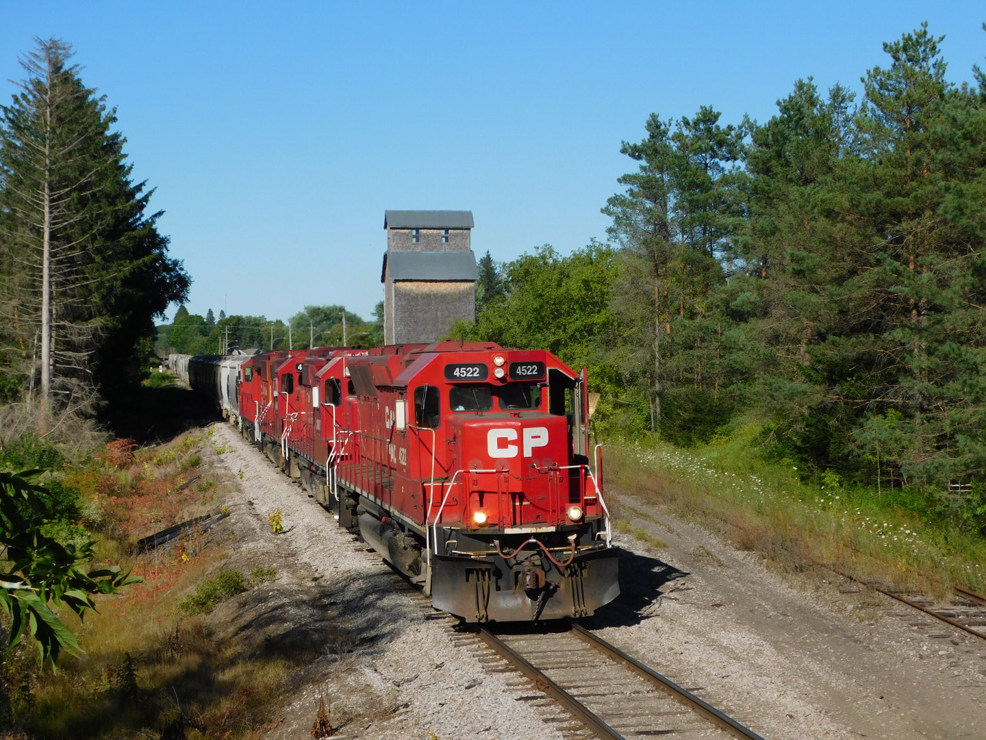 Railpictures.ca - Cam Photo: H07 with a fantastic lash up, including ...