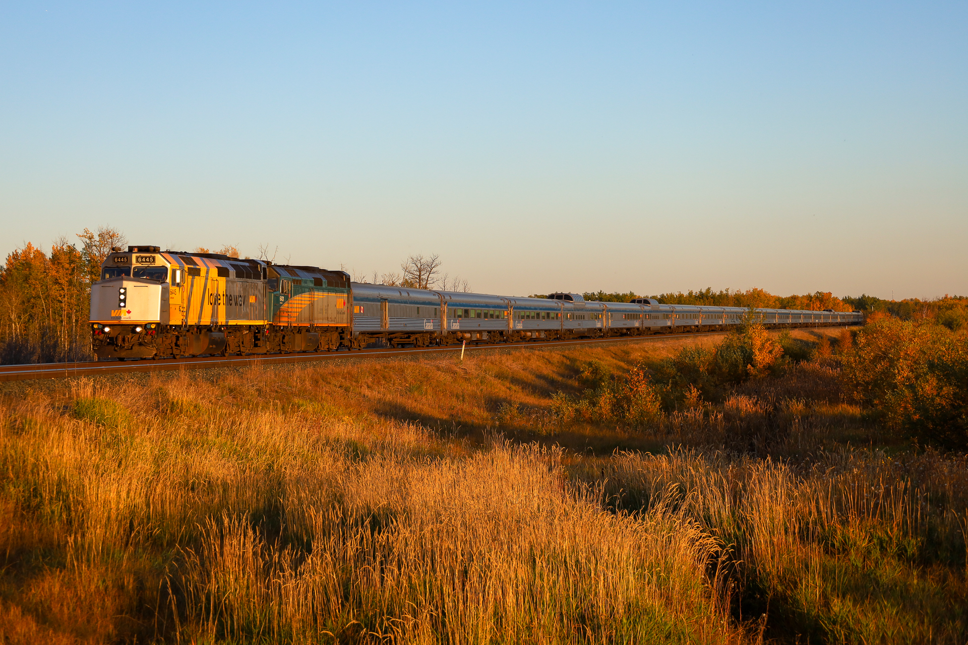 Railpictures.ca - Rob Eull Photo: The Canadian blasts through Uncas on ...