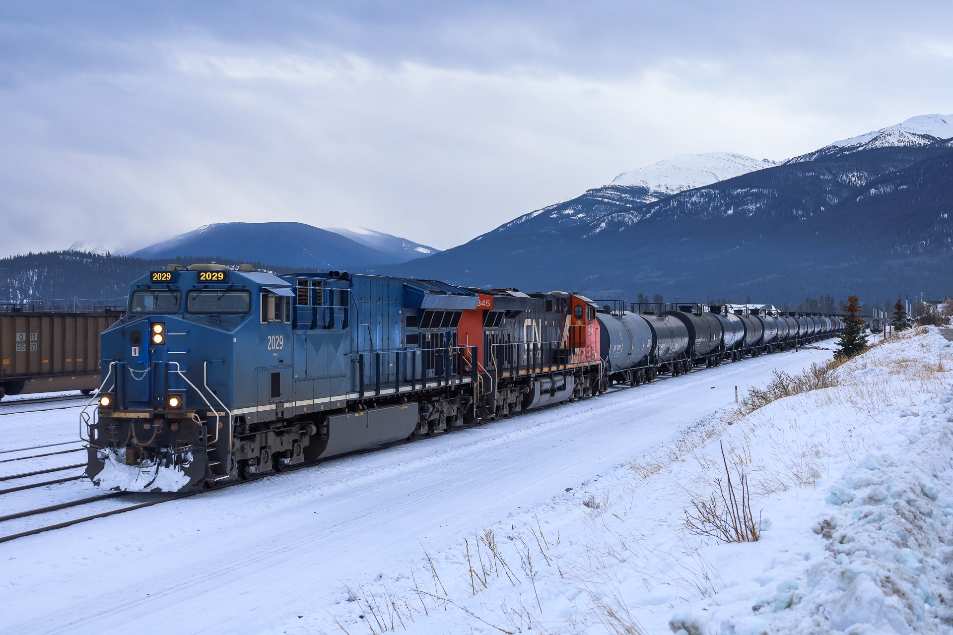 Railpictures.ca - Rob Eull Photo: Blue hour and Blue power. GECX units ...