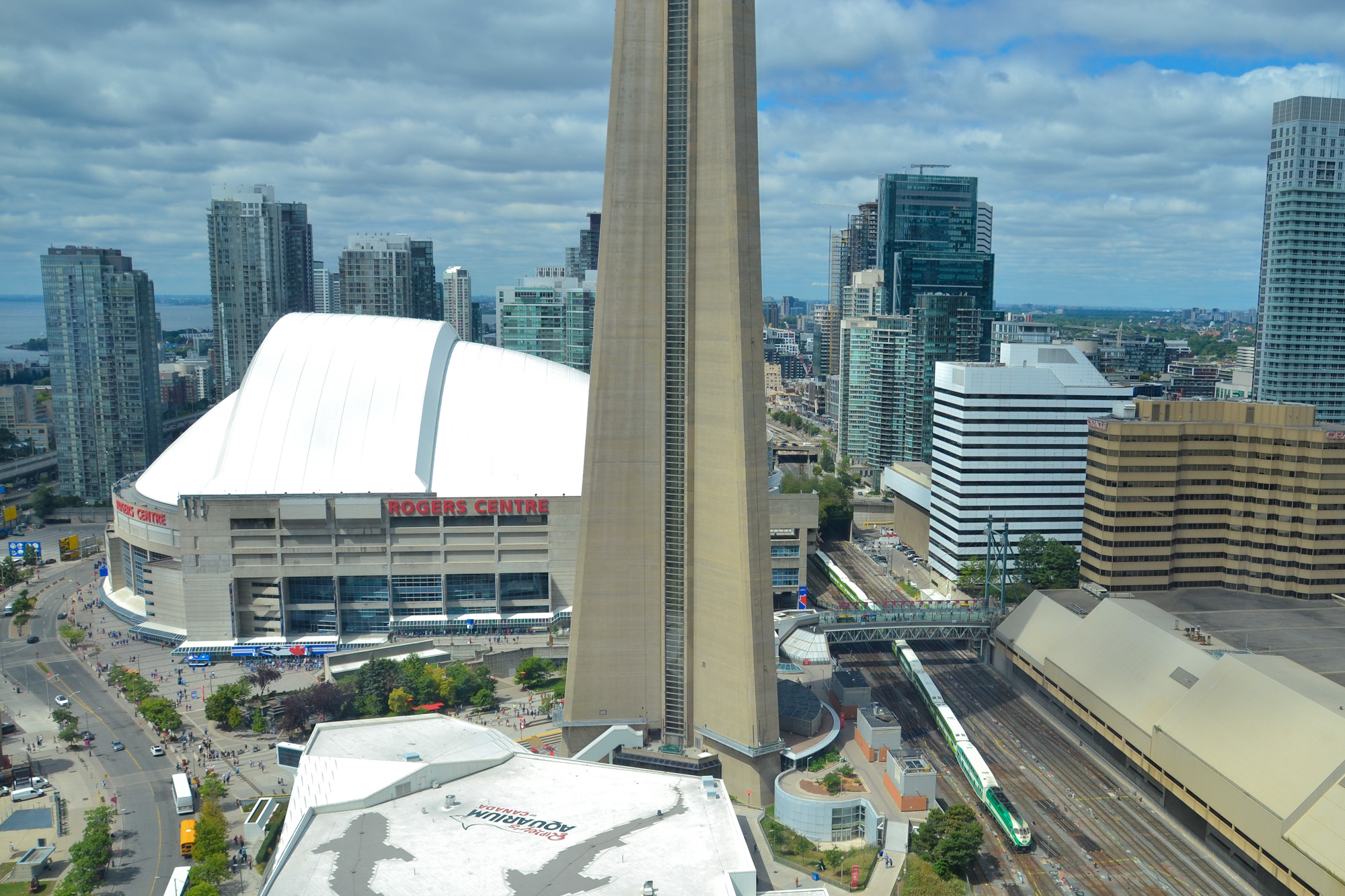Railpictures.ca - Owen Watson Photo: They say the city never sleeps ...