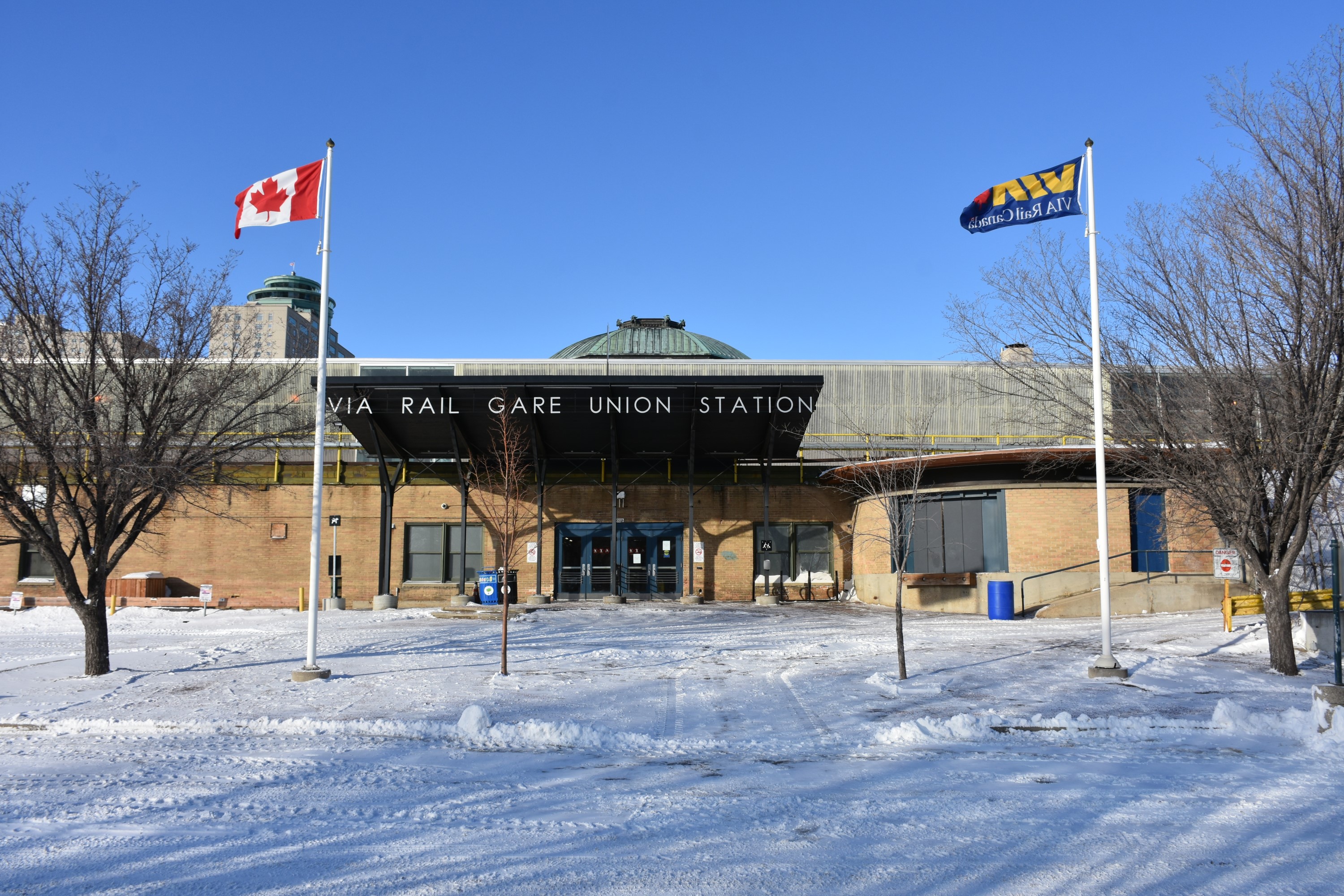 Railpictures.ca - Paul O'Shell Photo: Prior to boarding VIA 693 The ...