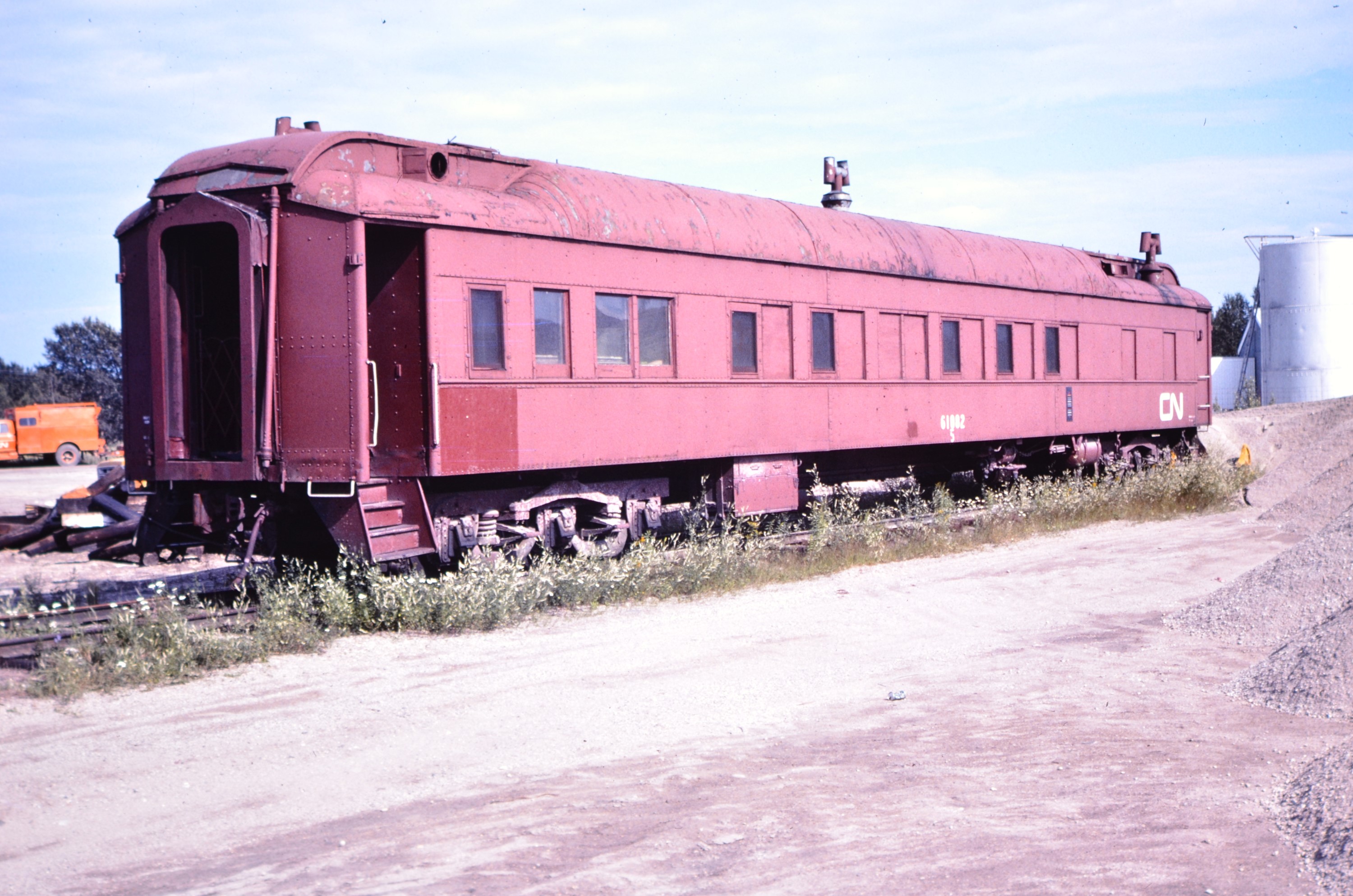 Railpictures.ca - Paul O'Shell Photo: CN 61082 is an Engineering Dept ...