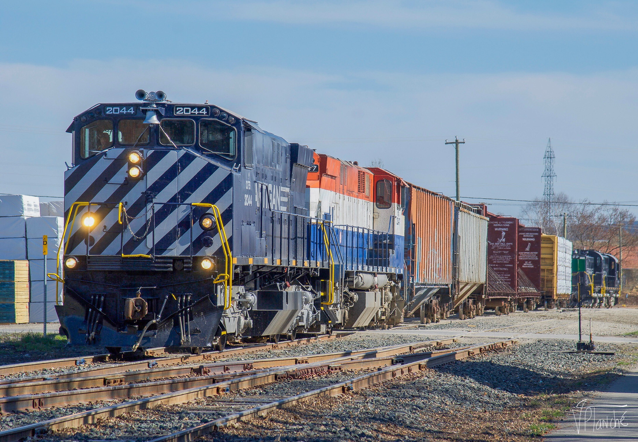 Railpictures.ca - Victor Planché Photo: On May 7, 2022, a pair of ex ...