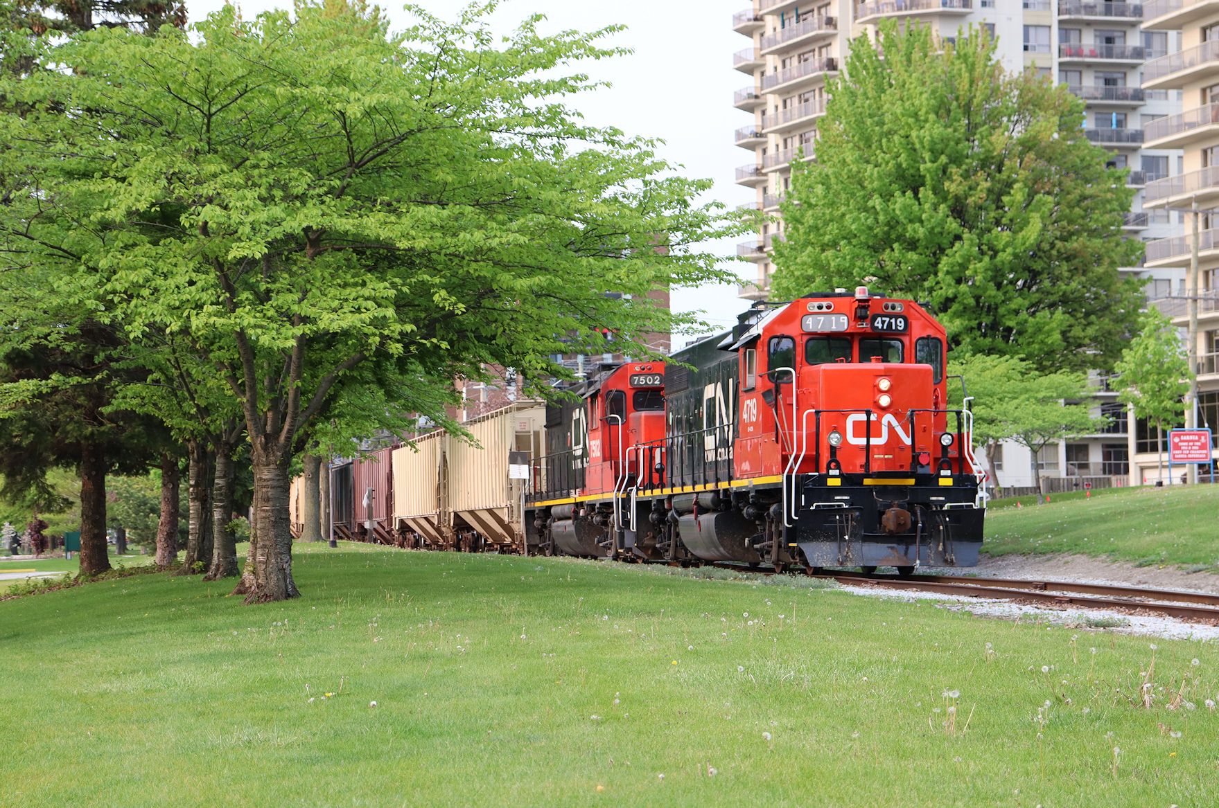 Railpictures.ca - Chris vanderHeide Photo: GP38-2s 4719 and 7502 push a ...
