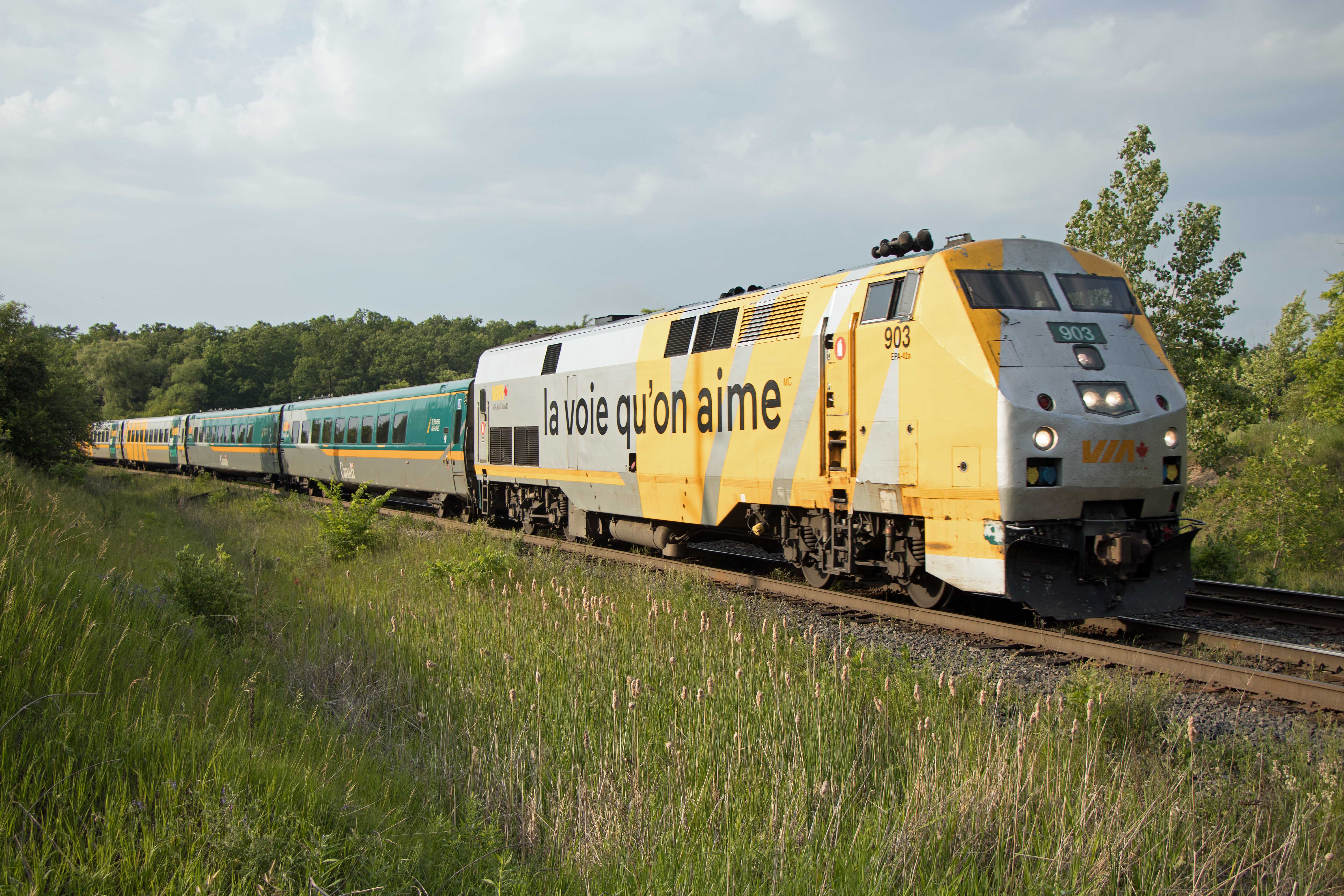 Railpictures.ca - John Eull Photo: Detour! VIA 75 approaches the ...