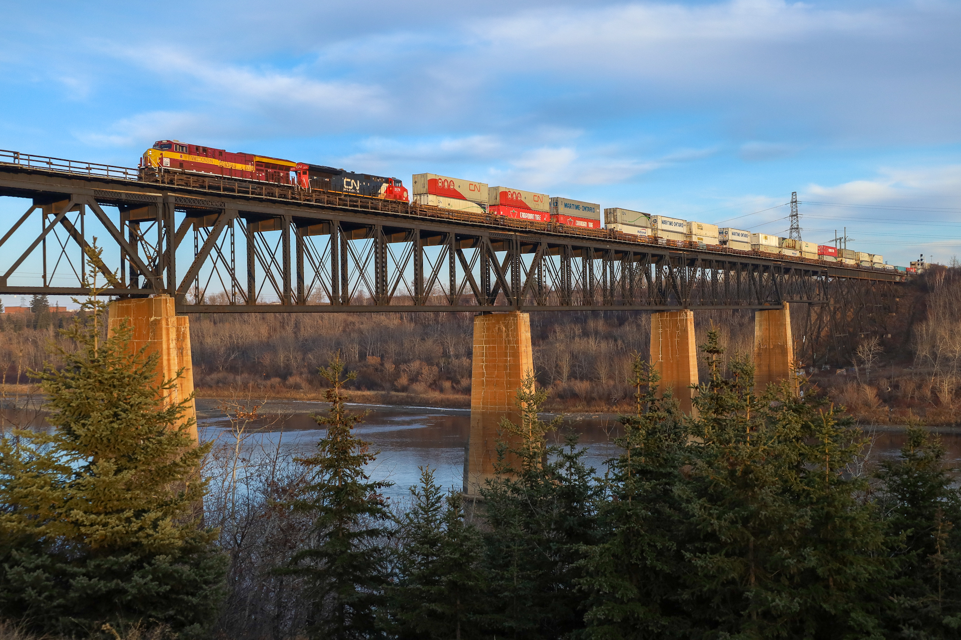Railpictures.ca - Rob Eull Photo: Z 11131 04 soars over the North ...