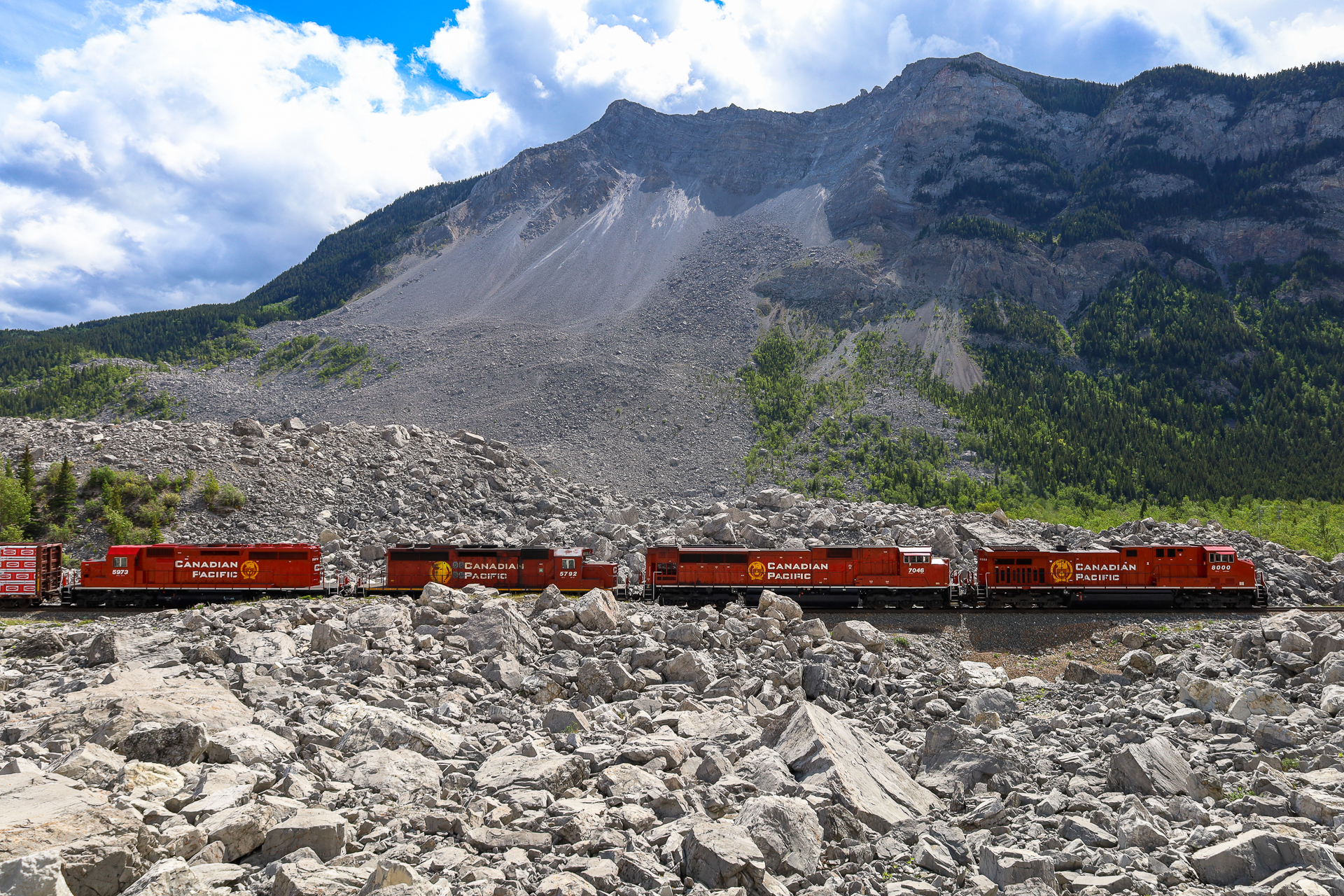 Railpictures.ca - Rob Eull Photo: In the early morning hours of April ...