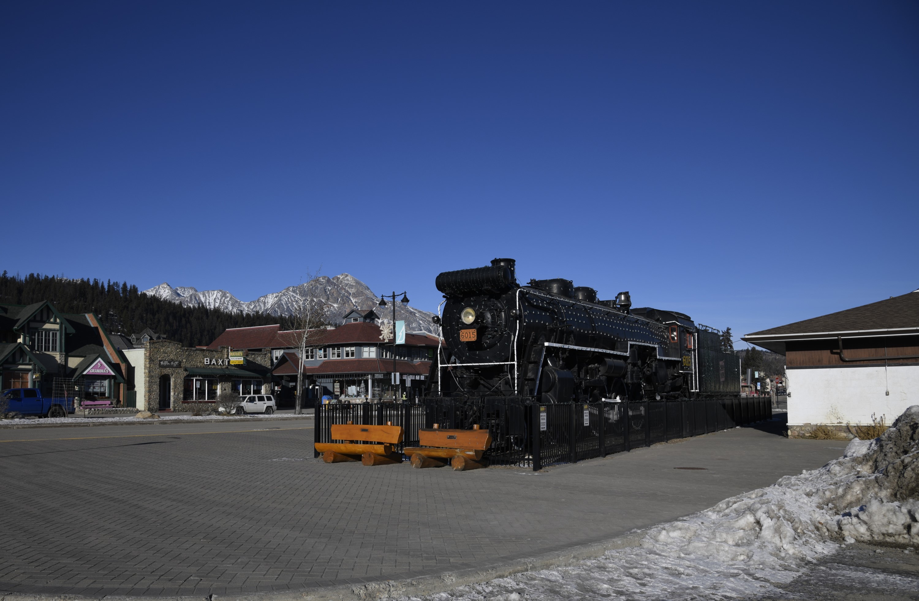 Railpictures.ca - Paul O'Shell Photo: The Mountains and the Mountain ...