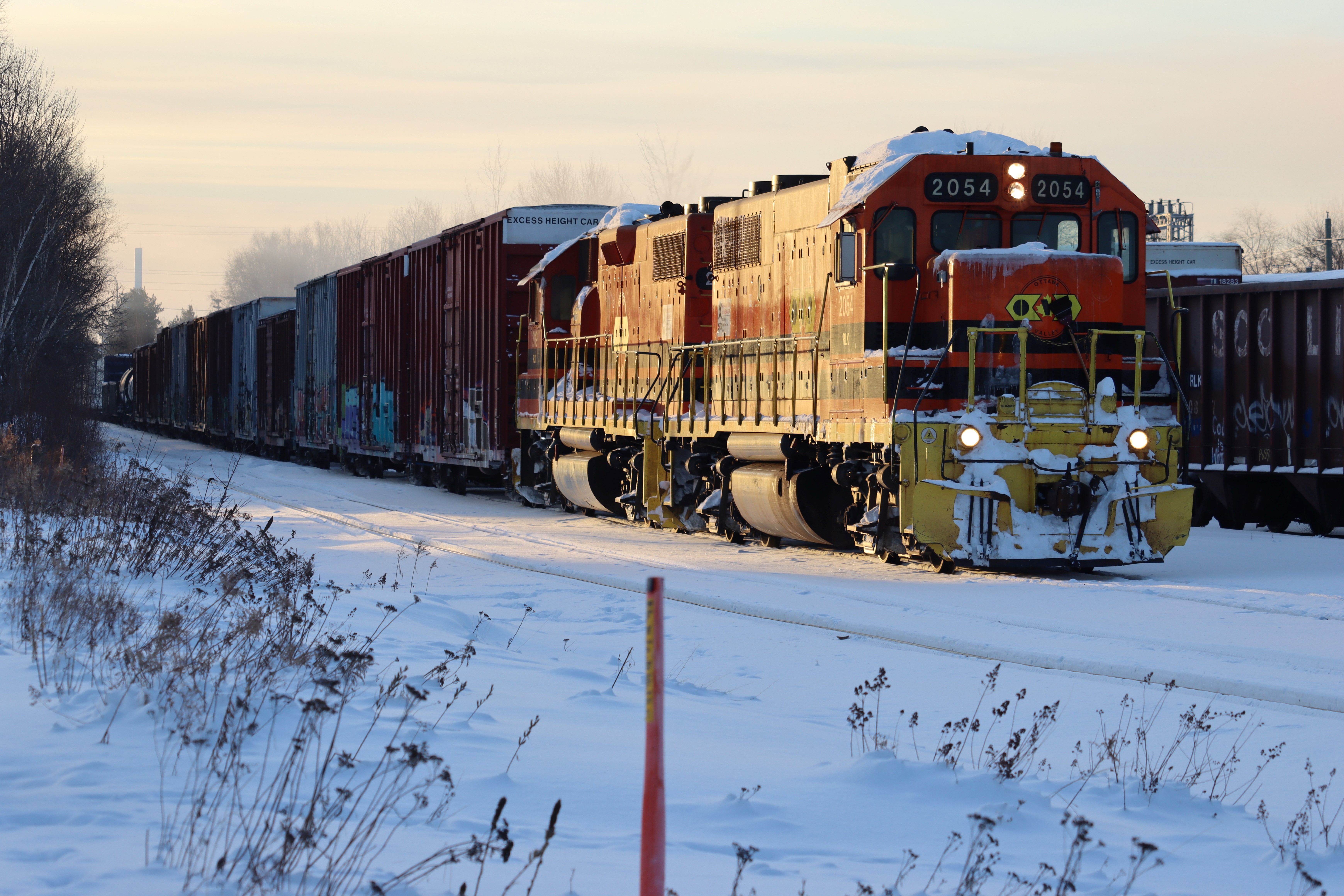Railpictures.ca - Terry O'Shell Photo: Sunrise switching activity at ...