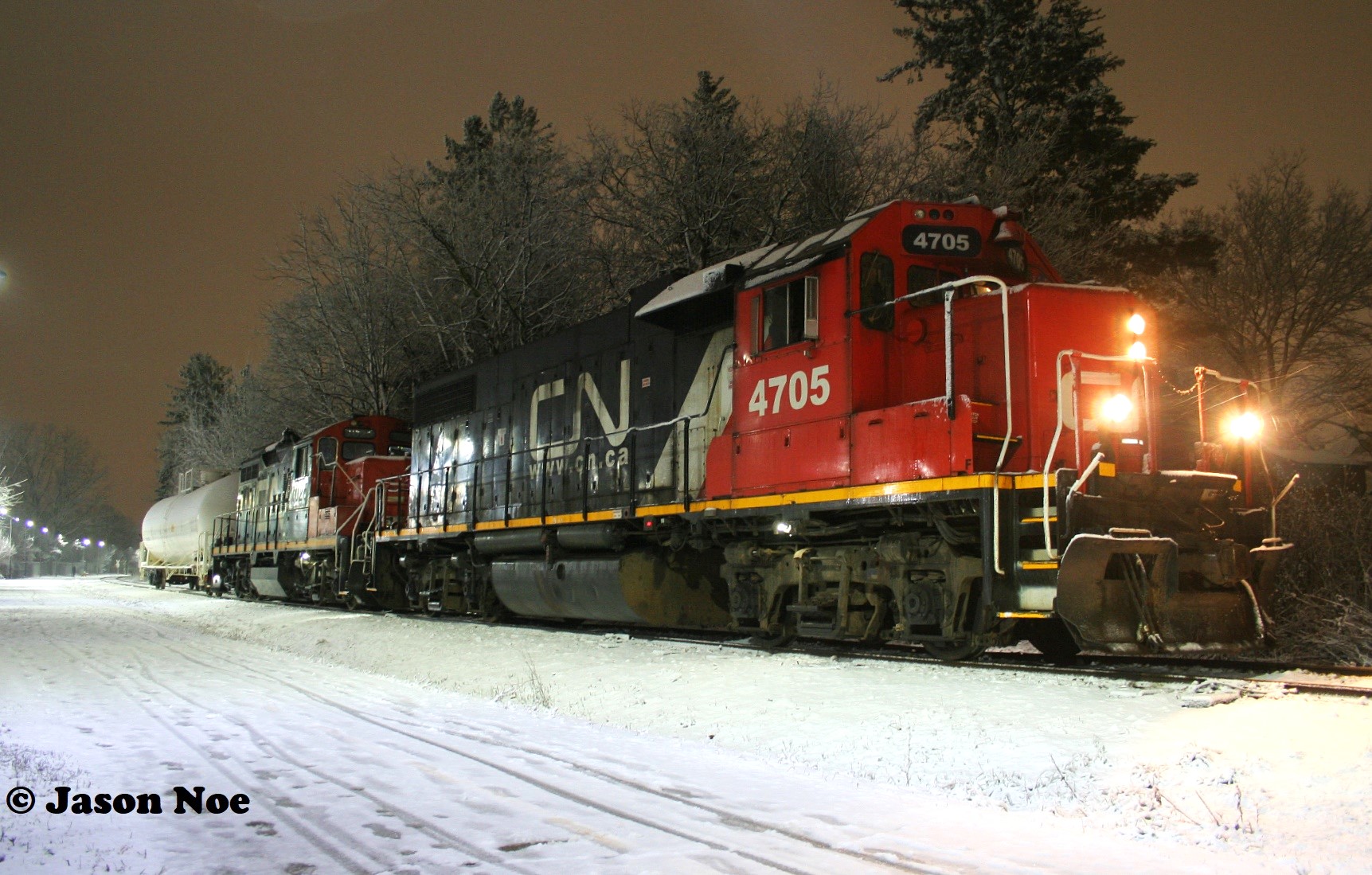 Railpictures.ca - Jason Noe Photo: CN L566 with 4705 and 7025 wait ...