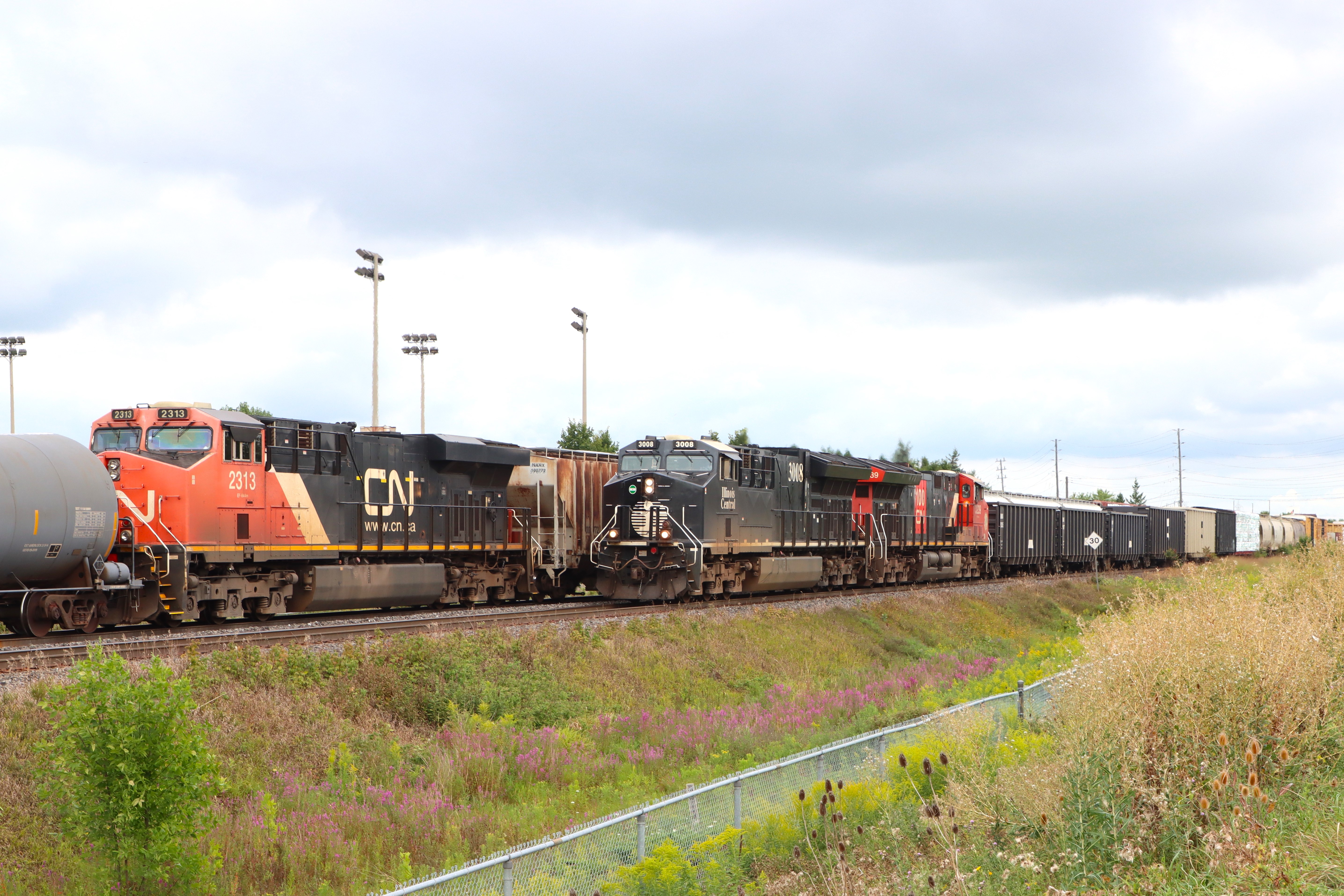 Railpictures.ca - Terry O'Shell Photo: Eastbound (CN 3335 CN 2614 ...