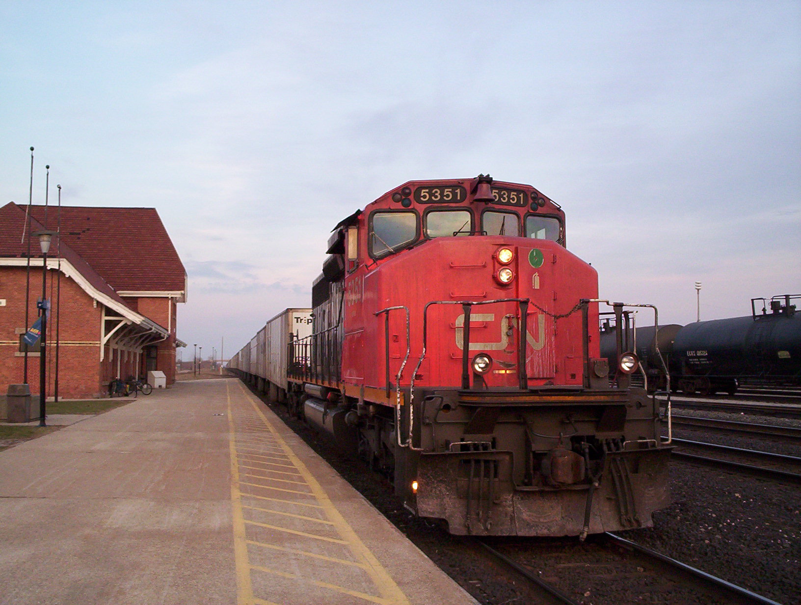 Railpictures.ca - Shaun Hinz Photo: CN SD40-2W 5351 with the daily ...