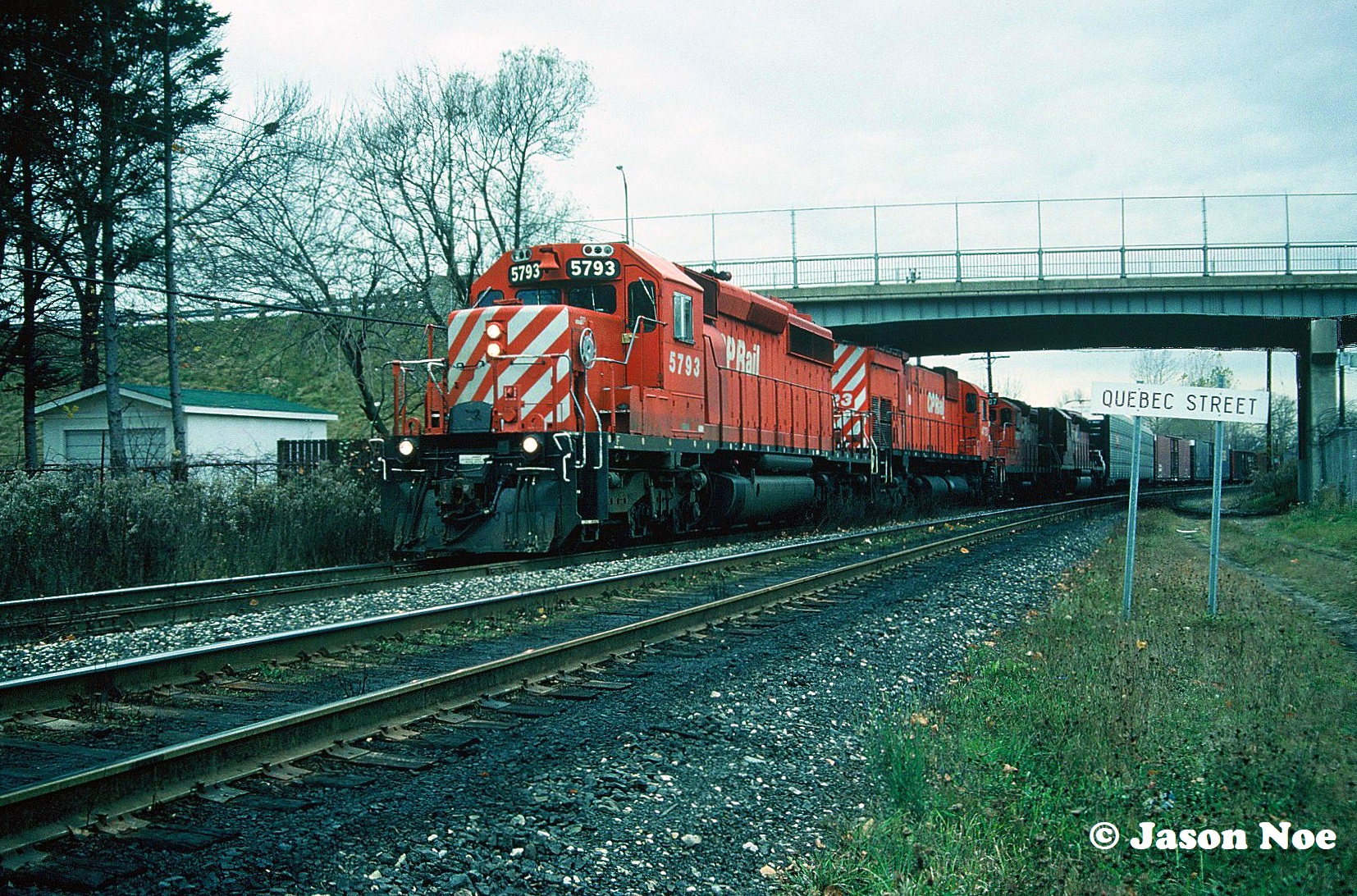Railpictures.ca - Jason Noe Photo: During a November morning an ...