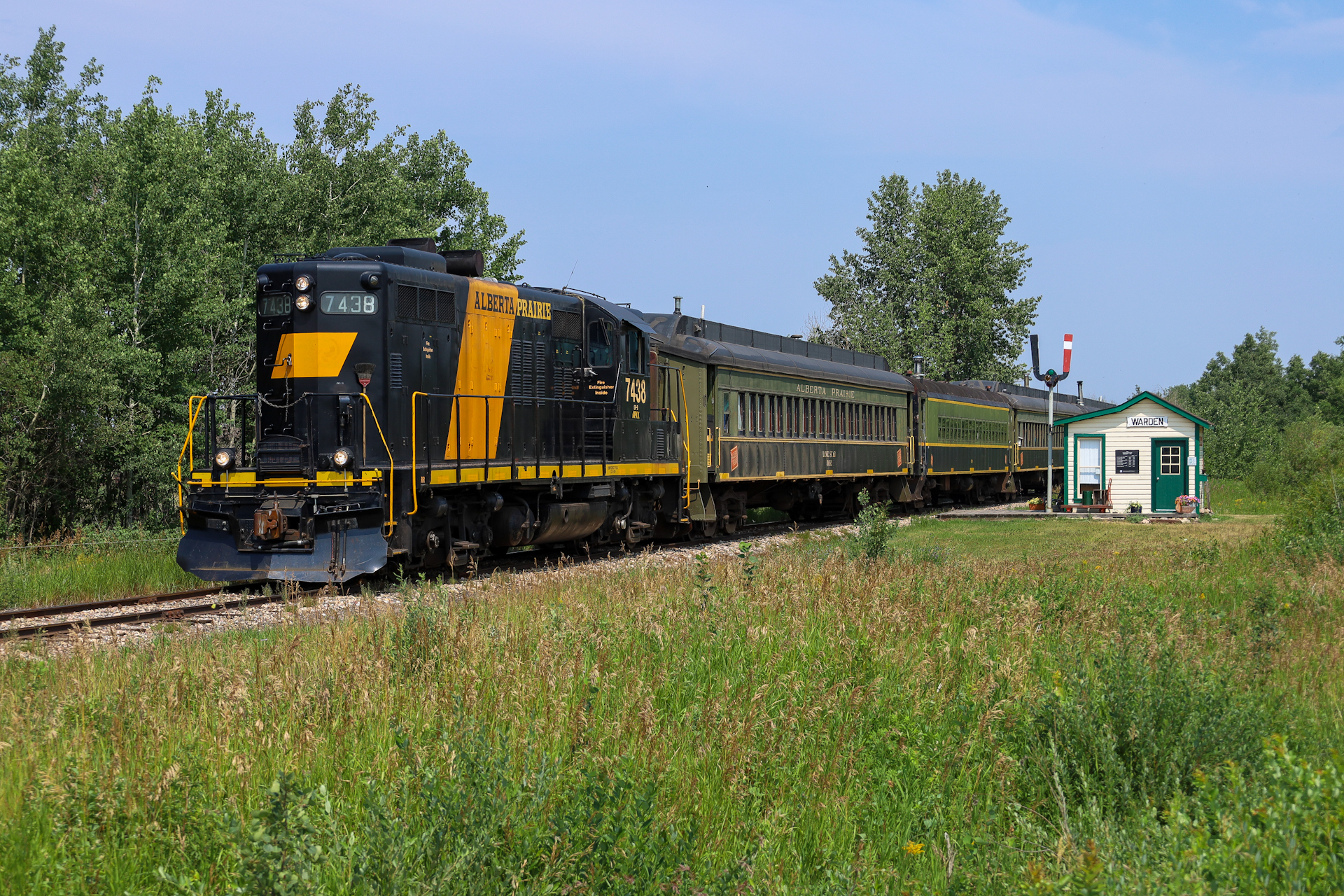 Railpictures.ca - Rob Eull Photo: Alberta Prairie train 26 rolls into ...