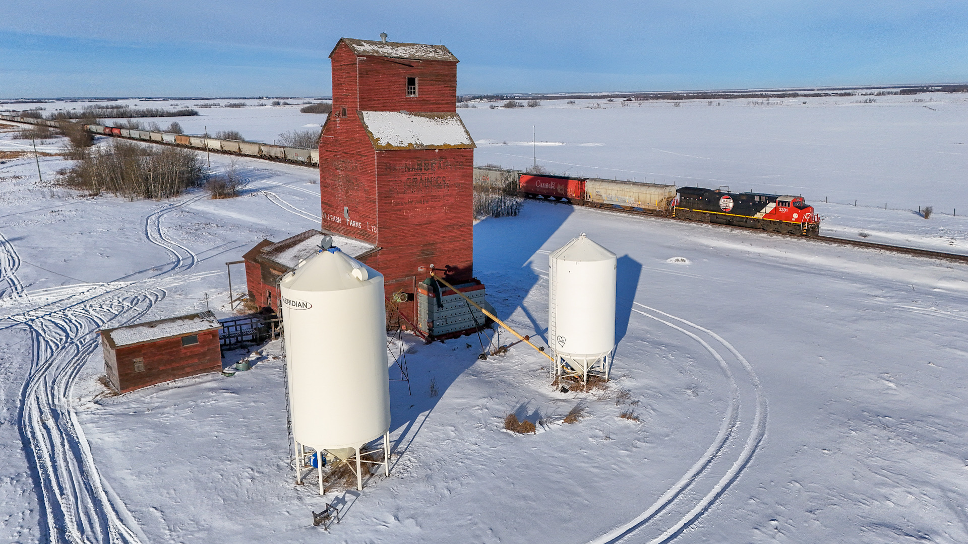 Railpictures.ca - Rob Eull Photo: G 80852 07 rolls past the elevator at ...