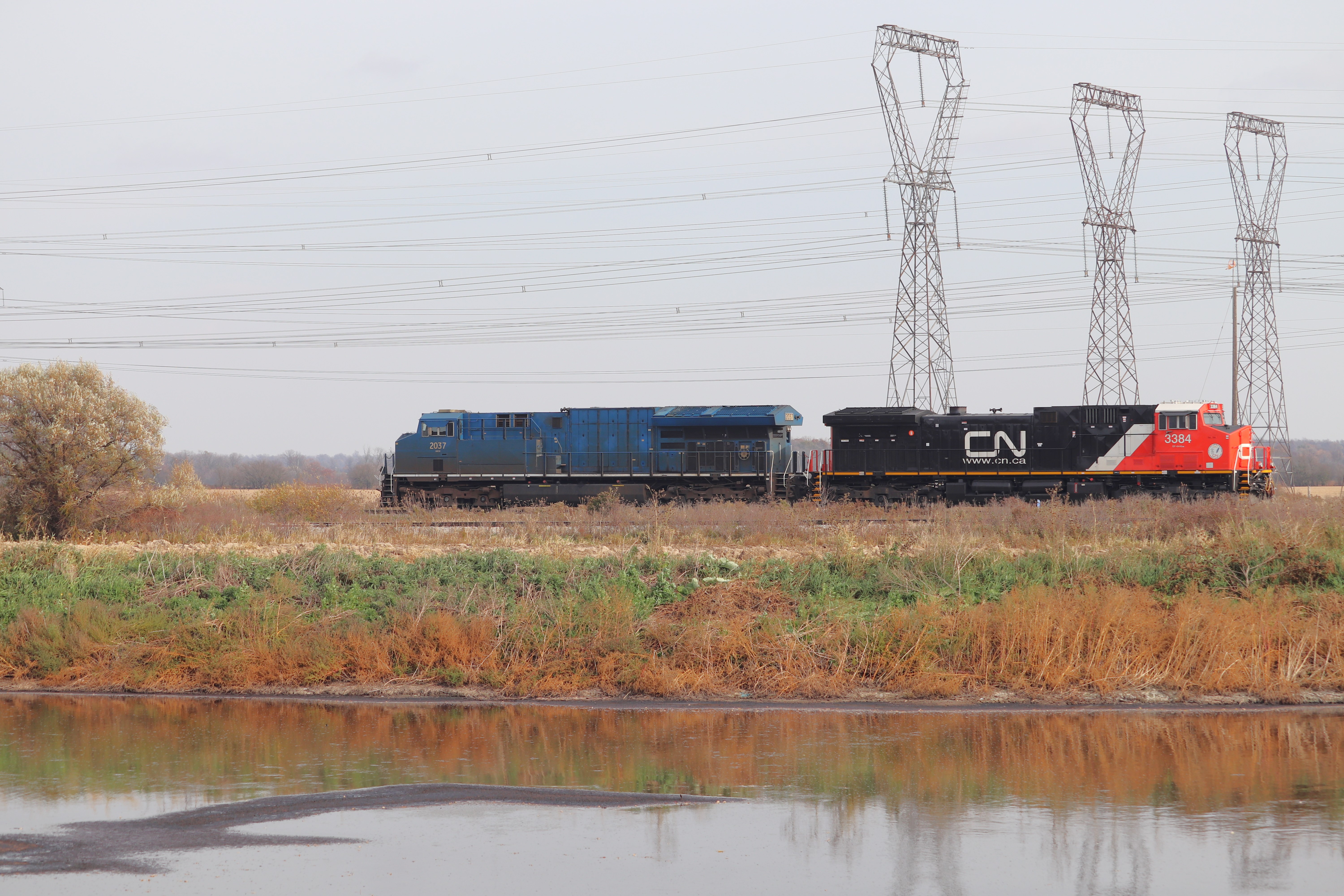 Railpictures.ca - Gabriel Stevenson Photo: GECX 2037, a bright blue ...