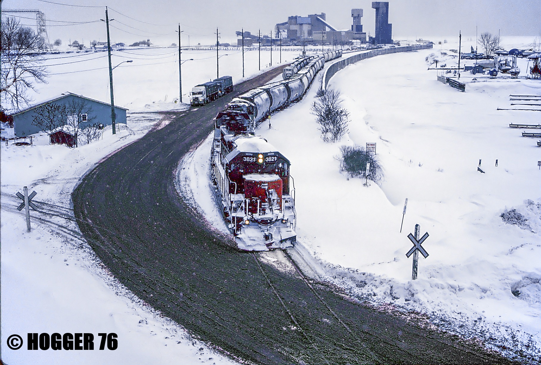 Railpictures.ca - Hogger 76 Photo: A bitterly cold December afternoon ...