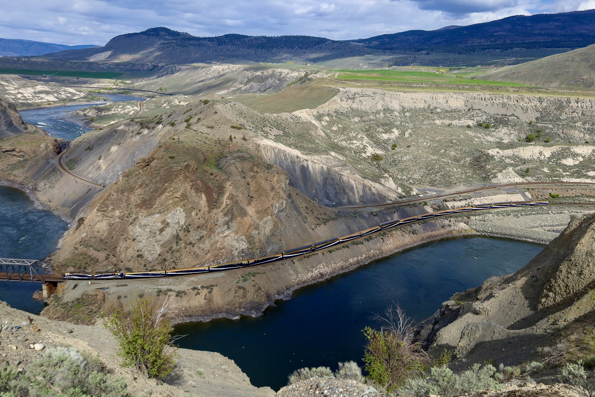 Railpictures.ca - Rob Eull Photo: The eastbound Rocky Mountaineer ...