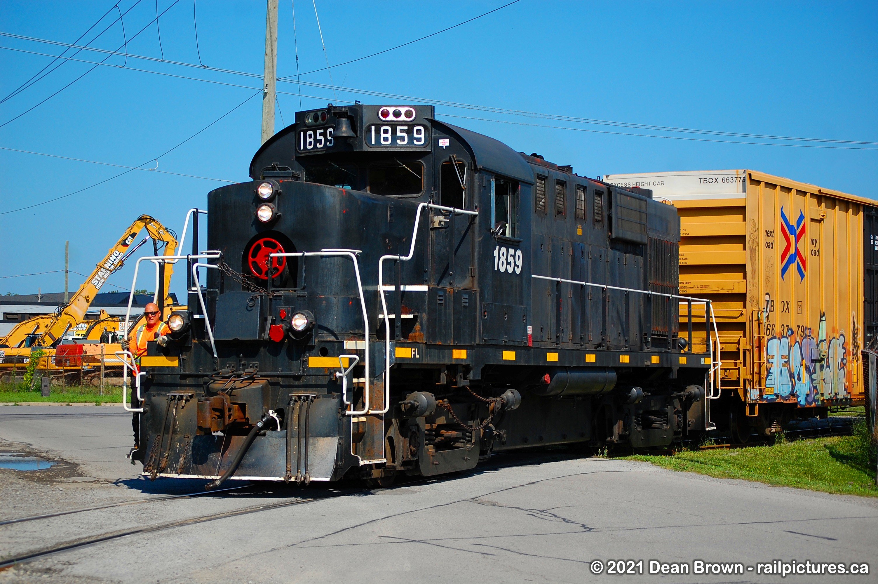 Railpictures.ca - Dean Brown Photo: TRRY RS18u 1859 pulls cars out of ...