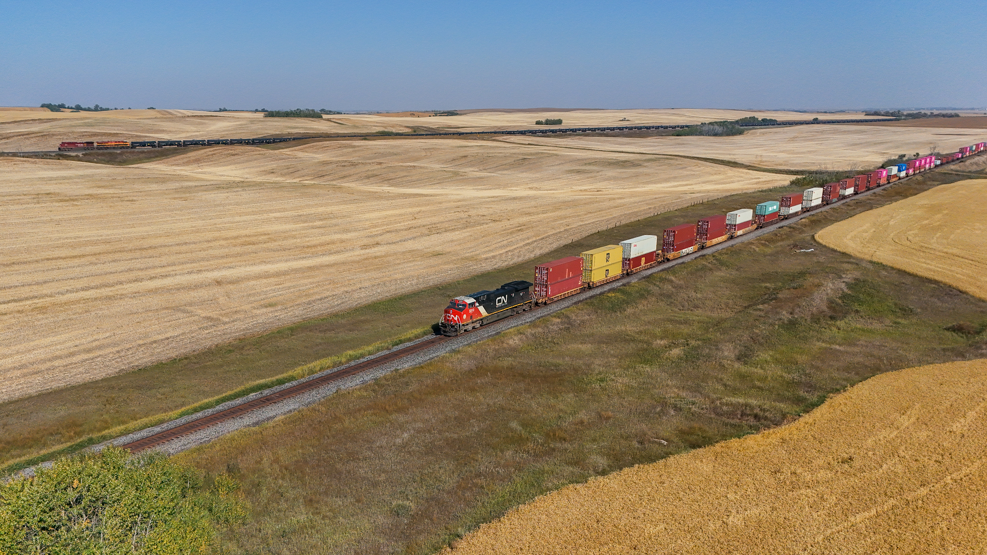 Railpictures.ca - Rob Eull Photo: Railfanning in a location where two ...
