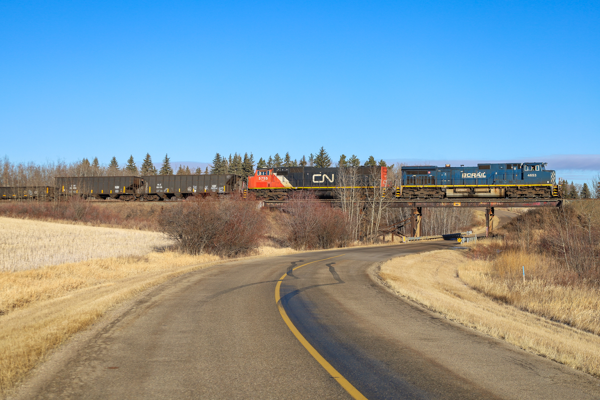 Railpictures.ca - Rob Eull Photo: BCOL 4653 climbs out of Sherwood Park ...
