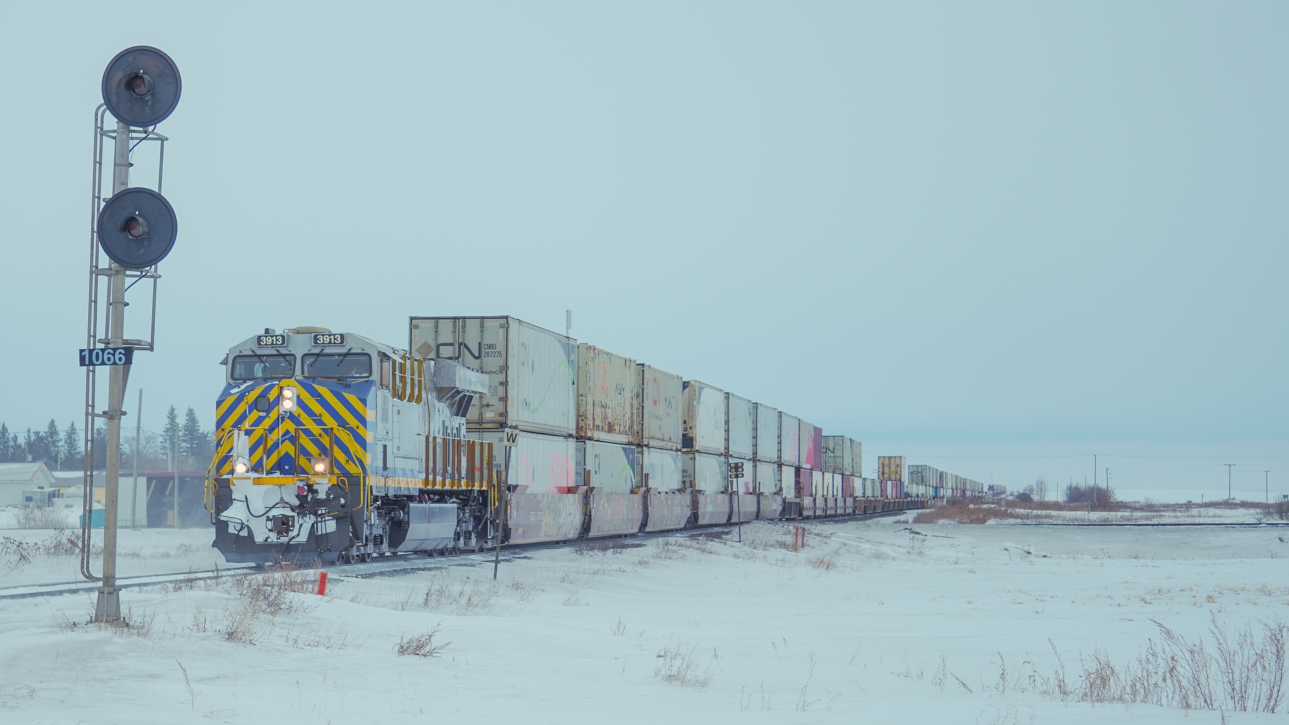 Railpictures.ca - Personmadude Photo: A CN intermodal led by CN 3913 ...